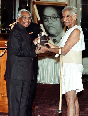 बाबा आमटे : तेज रफ़्तार कार से नीली हवाई चप्पल तक - Kafal Tree